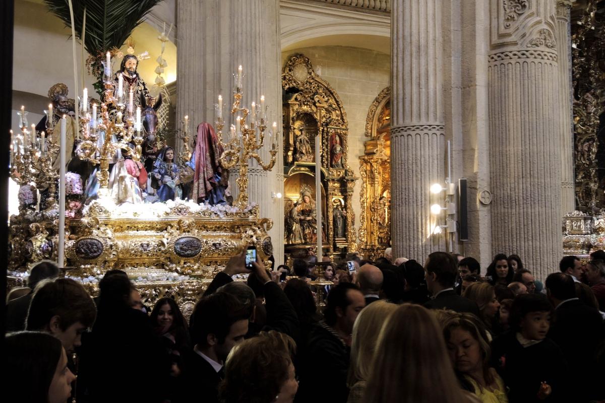 Seville's streets flooded with 60 processions throughout Holy Week ...