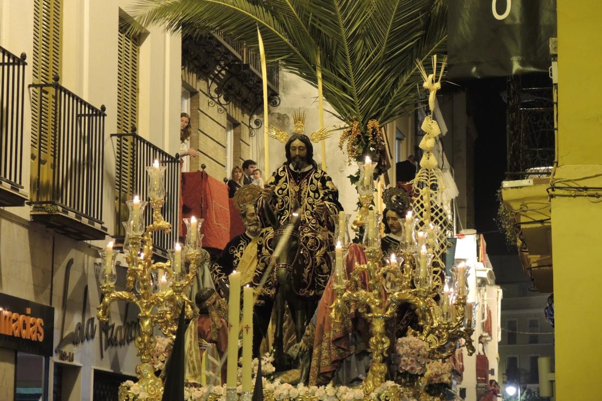 Seville's streets flooded with 60 processions throughout Holy Week ...