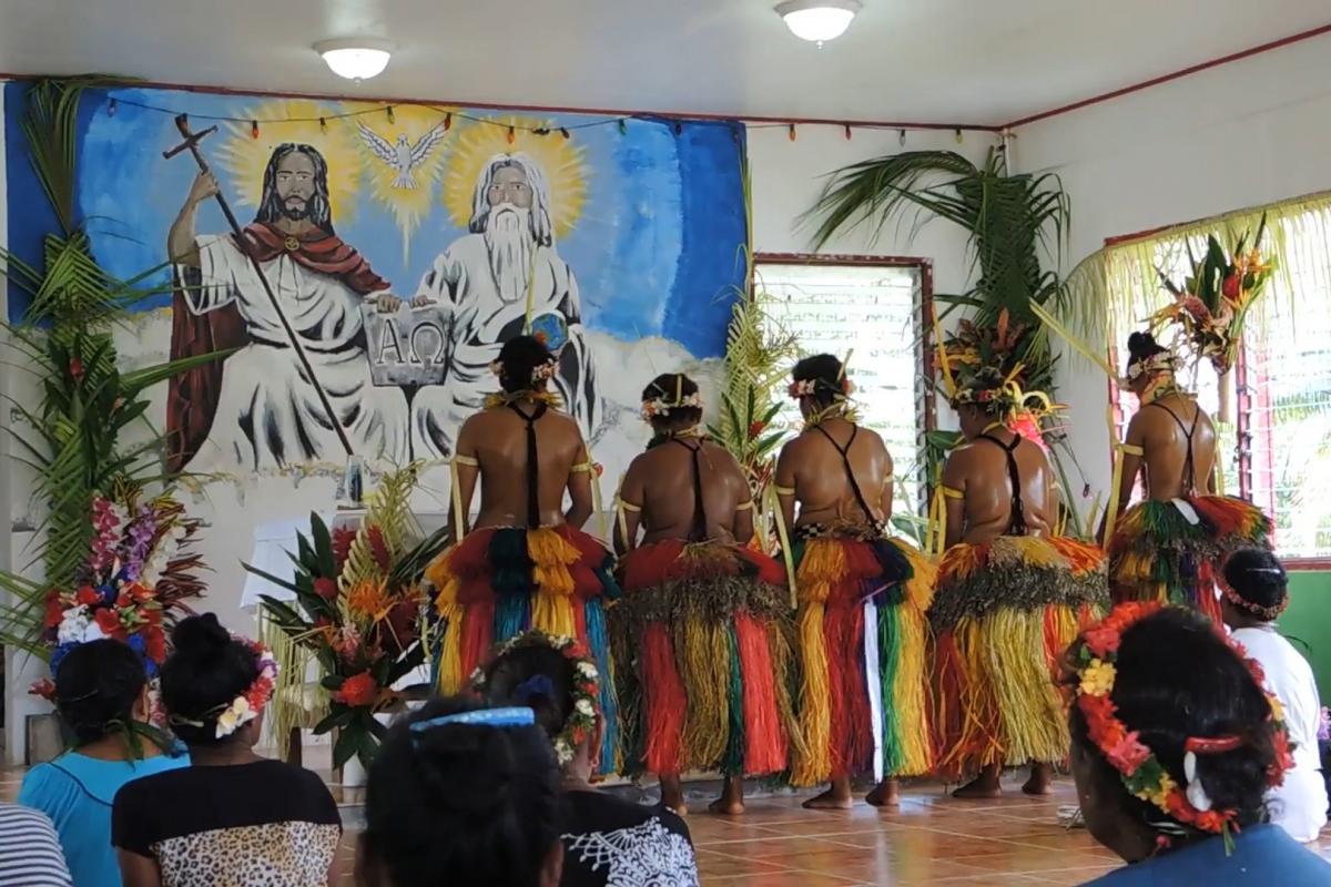 Women in Yap dance at Easter for the 'Light that lights up the world ...