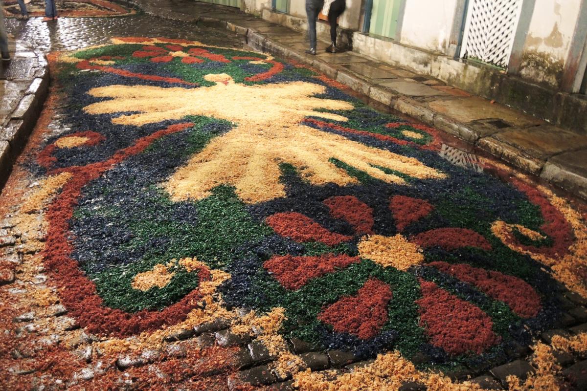 Tapetes: Building sawdust carpets for Easter procession in Brazil ...