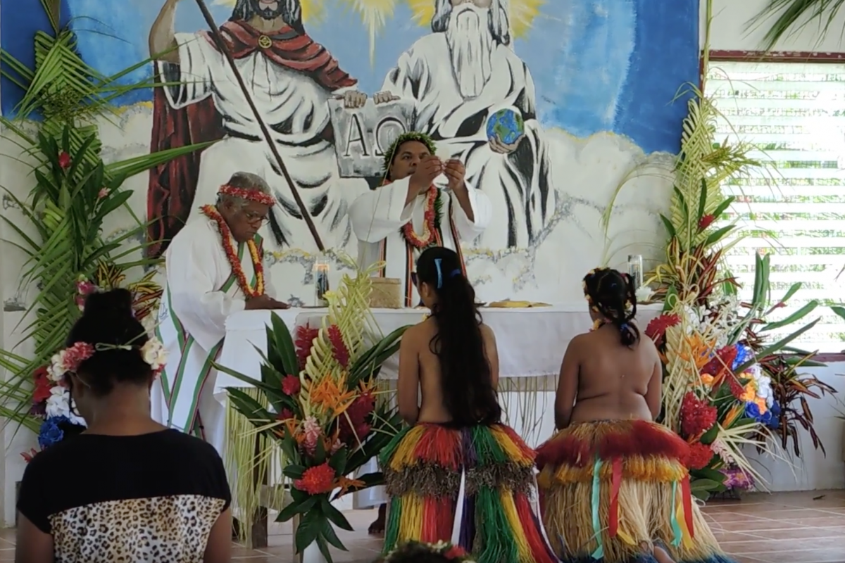 Women in Yap dance at Easter for the 'Light that lights up the world ...