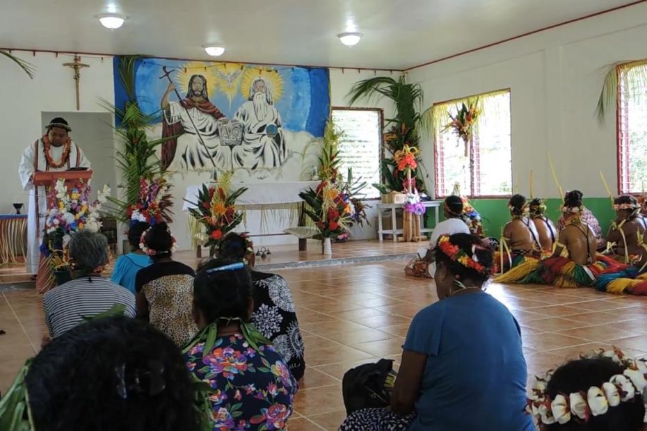 Women in Yap dance at Easter for the 'Light that lights up the world ...